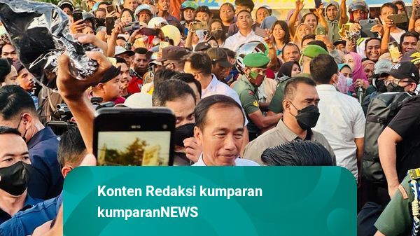 Diam-diam Jokowi Blusukan Malam Hari ke Rumah Warga di Pantai Kamali ... Diam-diam Jokowi Blusukan Malam Hari ke Rumah Warga di Pantai Kamali ...